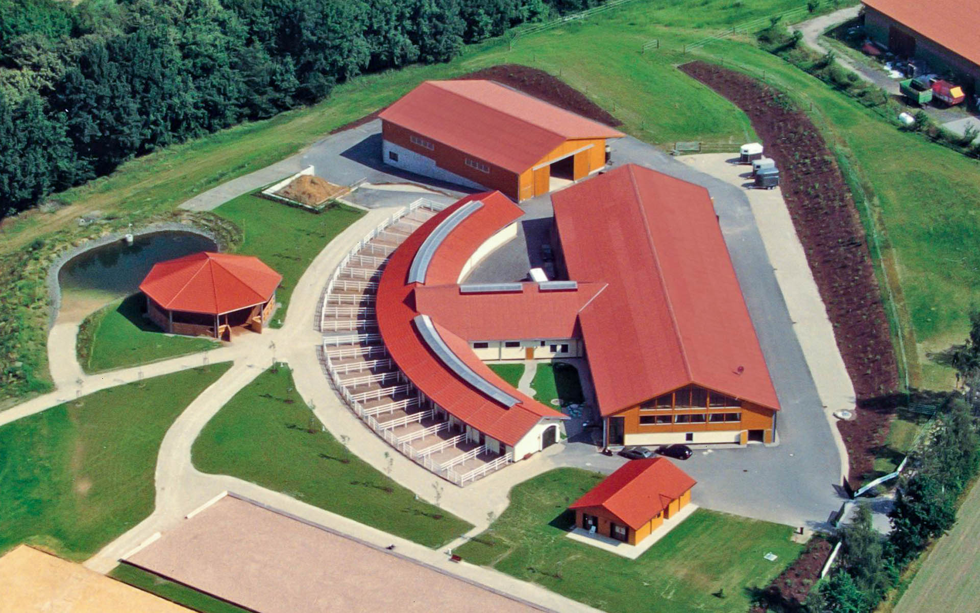 Pferdeställe und Reithallen wirtschaftlich und ästhetisch. - wolfsystem.de