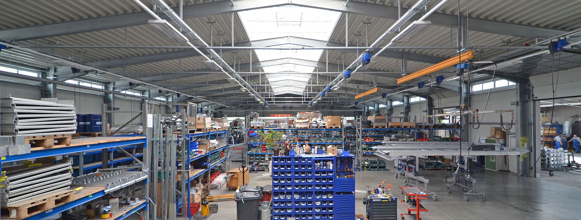 Produktionshallen und Lagerhallen aus Stahl - wolfsystem.de