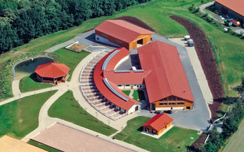 Pferdeställe und Reithallen wirtschaftlich und ästhetisch.